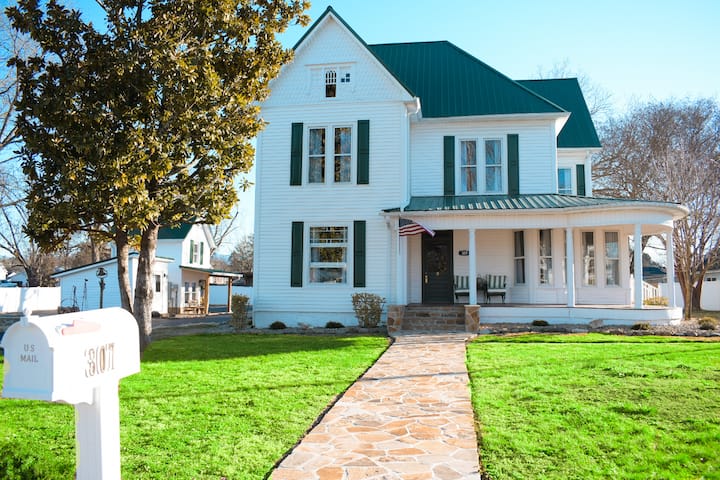 This Property Sleeps 22 Total With Three Kitchens. - 塞維爾維爾