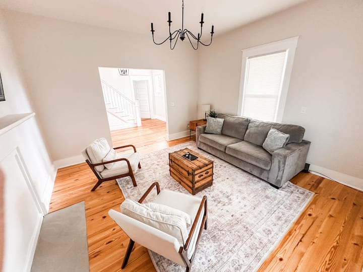 Cottage On The Hill - Smith Mountain Lake, VA