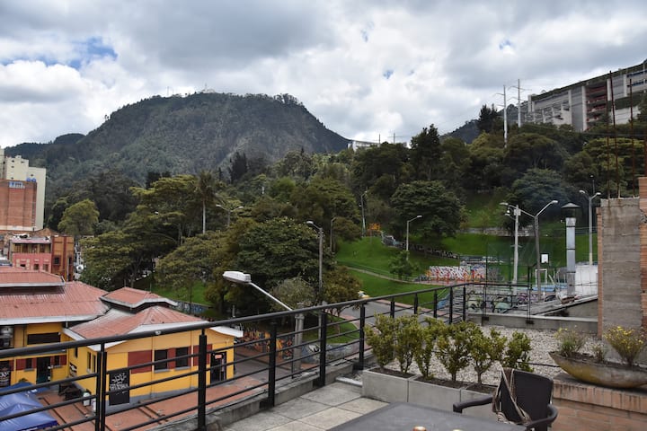 La Candelaria A Pie. Quédate Donde Todo Pasa. - Bogotá