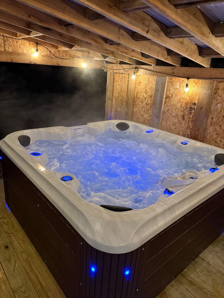 Hot Tub Getaway | Near Killington | Sleeps 12 - Killington, VT