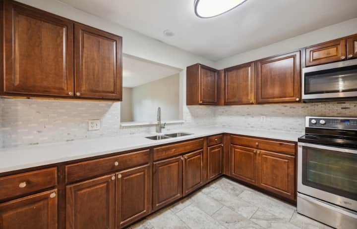 Spacious Bungalow Near Dallas City Center - Dallas, TX