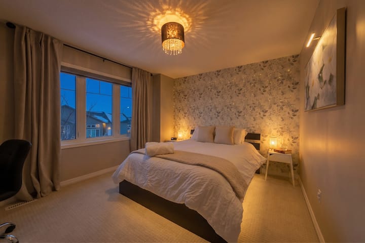 Modern Sleeps 9, Ac, Family/pet Friendly, Backyard - Lloydminster