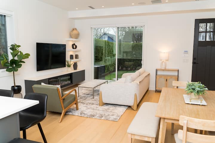 Luxury New-build 3br• Walk To Pne • 15 Min Stadium - Vancouver