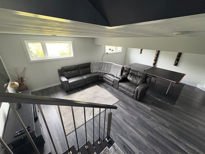 Stylish 4 Bedroom Retreat | Poolside Living - Greater Sudbury