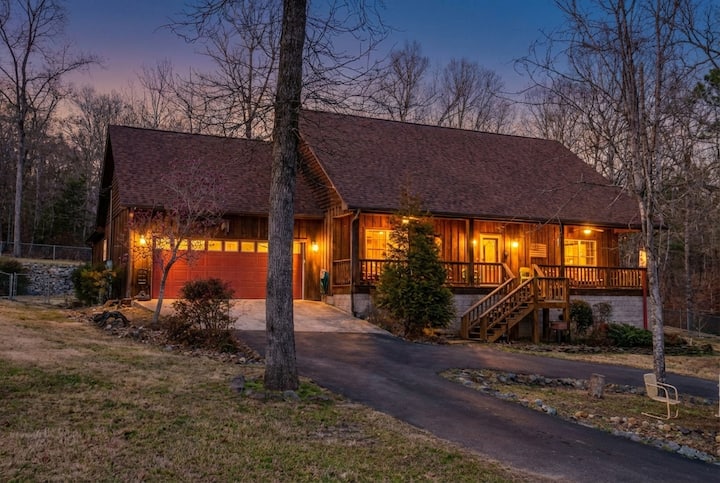 Dog Friendly Vintage Lake Cabin W/ Hot Tub & Kayak - Hot Springs, AR