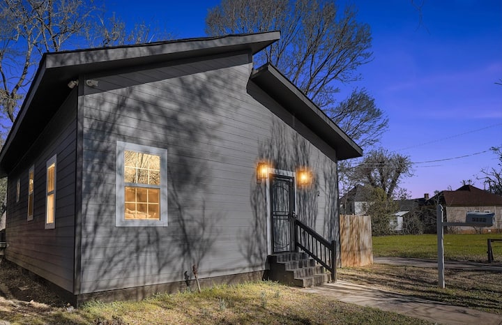 Modern 2br/2ba Retreat – Stylish & Cozy - Birmingham, AL