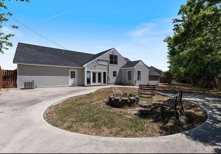 Spacious 5br W/ Fire Pit & King Beds - Corsicana, TX