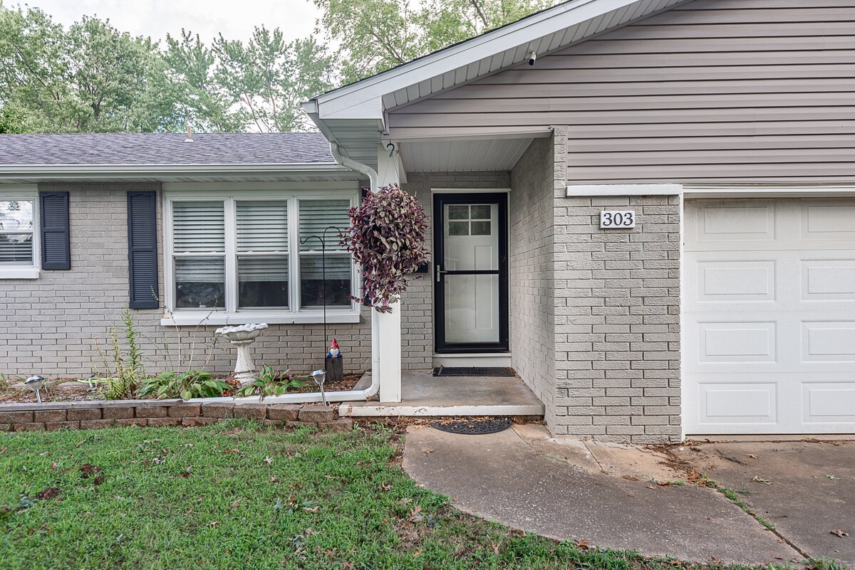Broadmoor Bungalow - Houses for Rent in Springfield, Missouri, United ...
