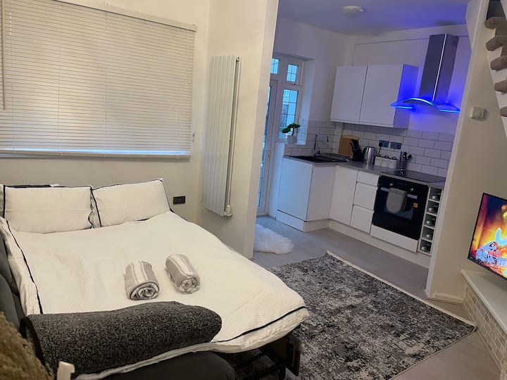 Cozy Cute Modern Home - Watford