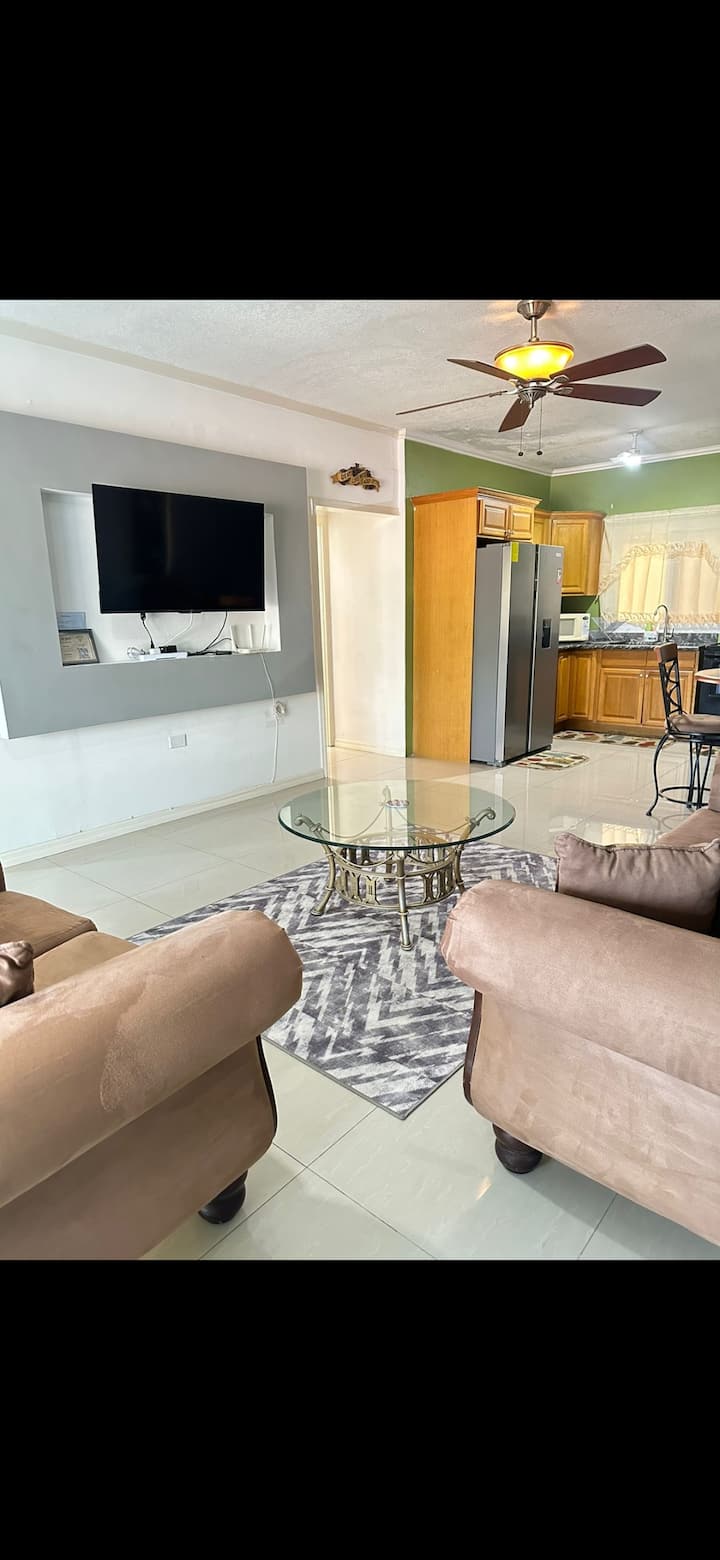 Kingston 10 Executive Condo | Pool & Parking - Kingston (Jamaica)