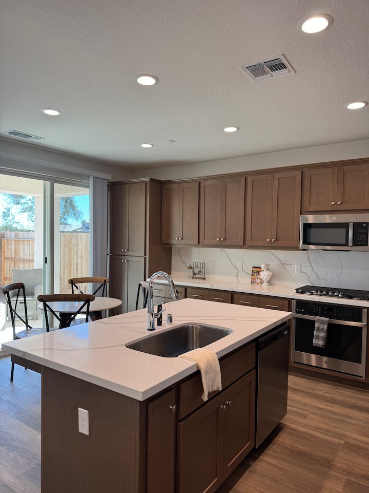 Gorgeous Brand New Furnished Home In Riverstone - Millerton Lake State Recreation Area, Friant