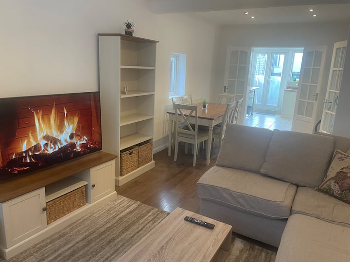 Big Cozy Modern Home - Watford