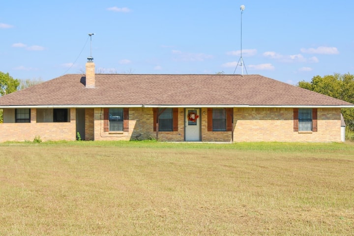 Lakeview 4br W/ Fire Pit & Fenced Yard - Corsicana, TX