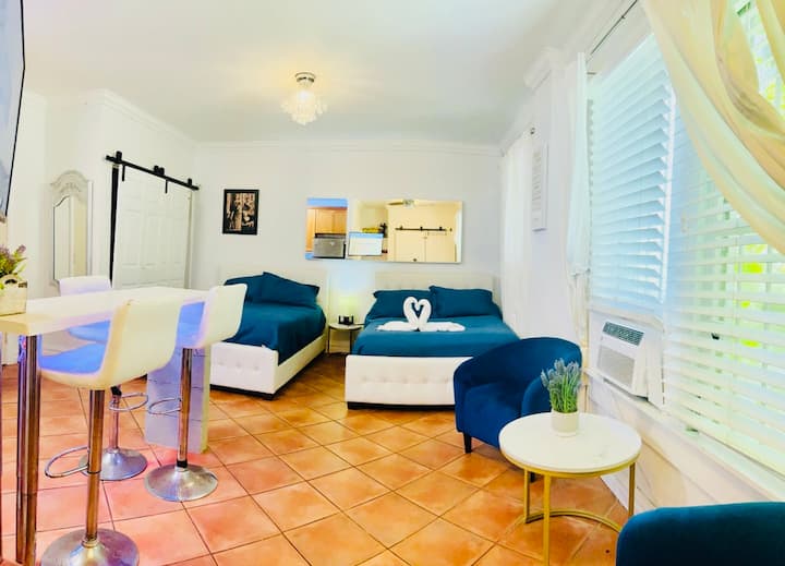South Beach Apartment 5 Min Walk To The Beach - Miami Beach, FL