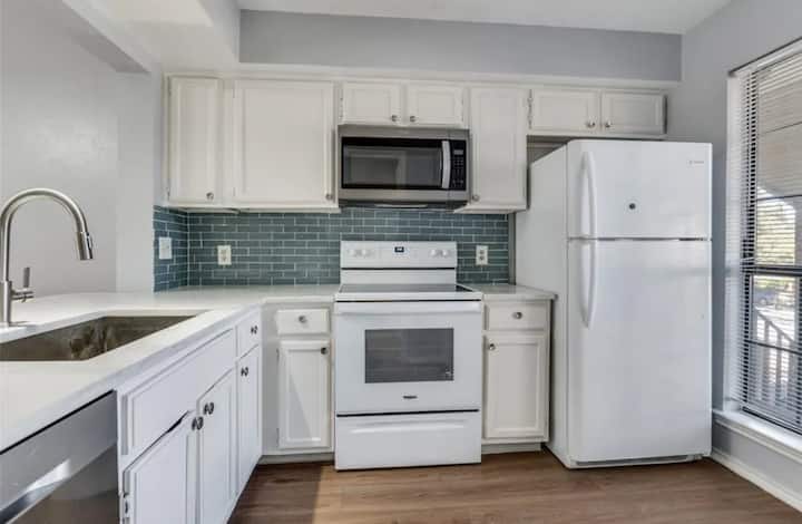 Cozy Condo On The Creek - リチャードソン, TX