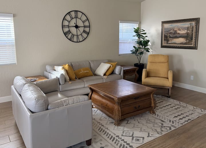 Spacious 4b Home - Near Sequoia - Visalia, CA