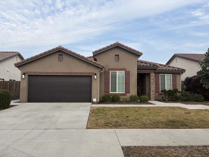 Spacious 4b Home - Near Sequoia - Visalia, CA