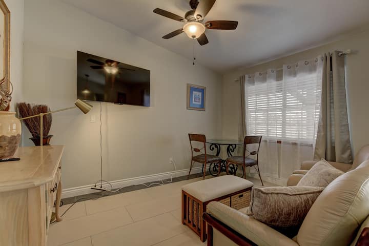 New Renovation Villa 2 Bedrooms 4 Miles To Strip - Las Vegas, NV