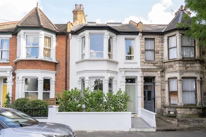 Stunning 3-bed Leytonstone Family Home - Ilford