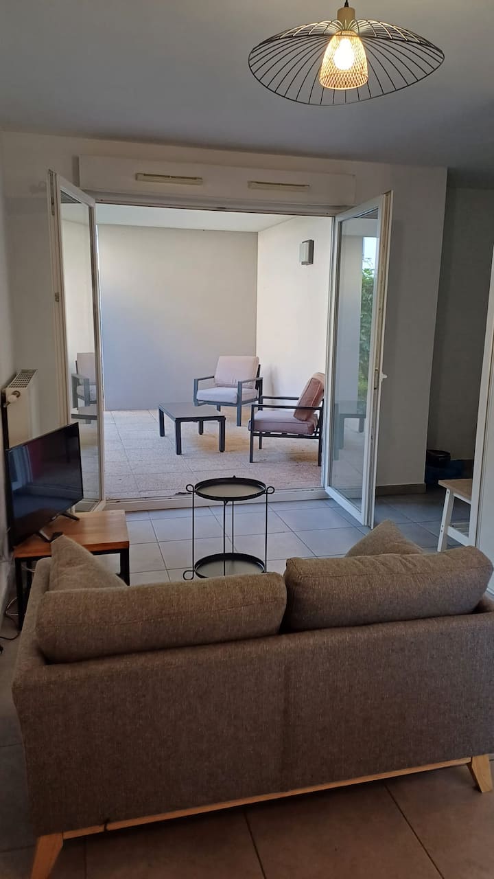 T1 Centre Ville Rez-de- Jardin + Parking Fermé - Genas