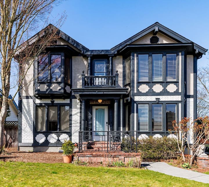 Spacious Proctor Tudor-sleeps 16-dog Friendly-walk - Tacoma, WA