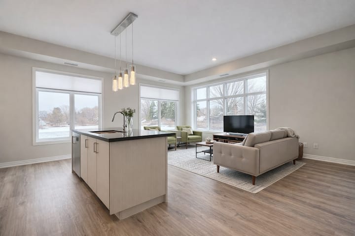 Spacious & Bright 2 Bedroom Condo - Burlington
