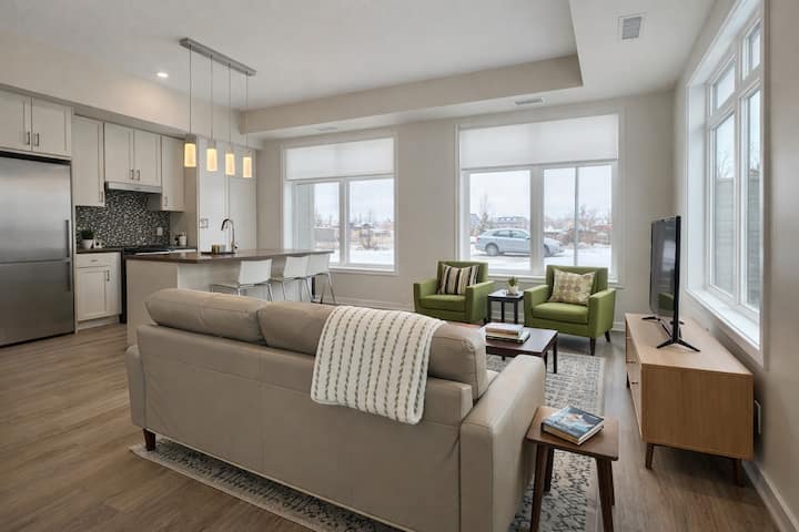 Spacious & Bright 2 Bdrm /2bth W Parking & Gym - Burlington
