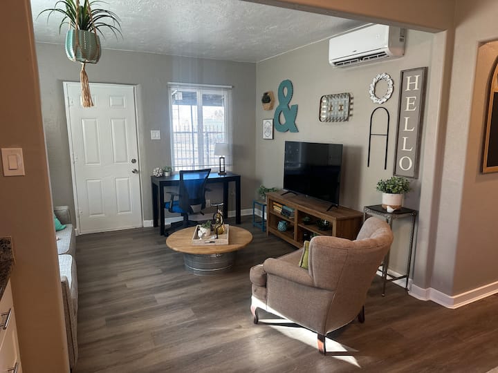 Cozy Unm House 2br 1ba (Newly Renovated!) - Albuquerque, NM