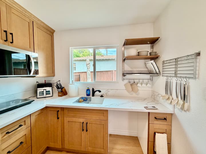 Private Yard Guest House | Near Ucr & Victoria Cc - Riverside, CA