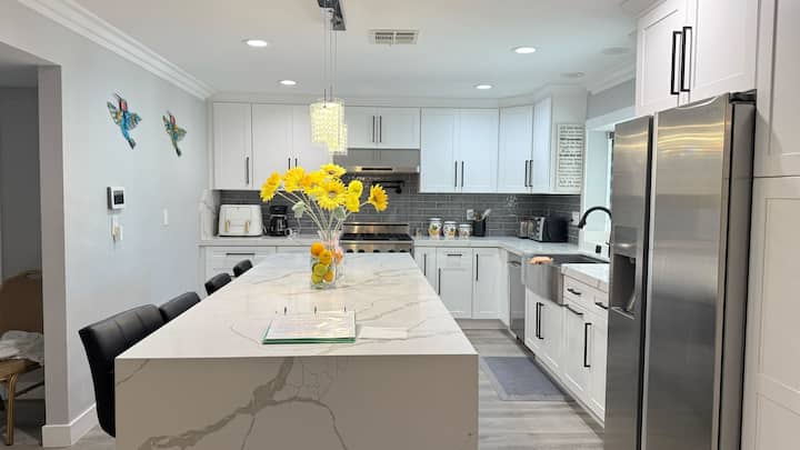 Phenomenal 5bed/4bath Home Close To Beaches/disney - Huntington Beach