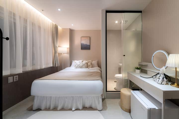 [New]무료조식/포레스트스테이을지로/수페리어더블룸/을지로4가역도보2분/짐보관가능/호텔침구 - Seoul