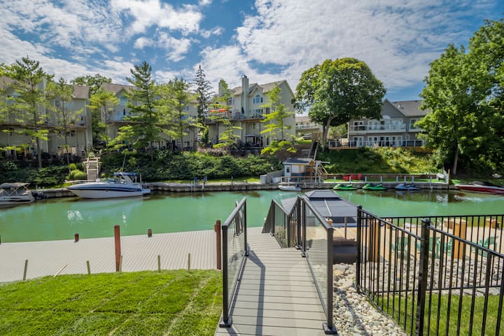 Riverfront Retreat ~Walk To Beach ~ Sleeps 10 - Grand Bend