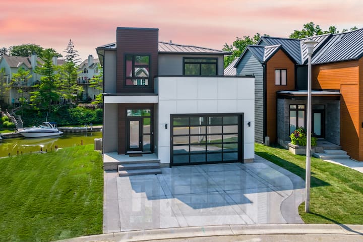 Luxe 5bd Riverfront Family Retreat In Grand Bend - Grand Bend