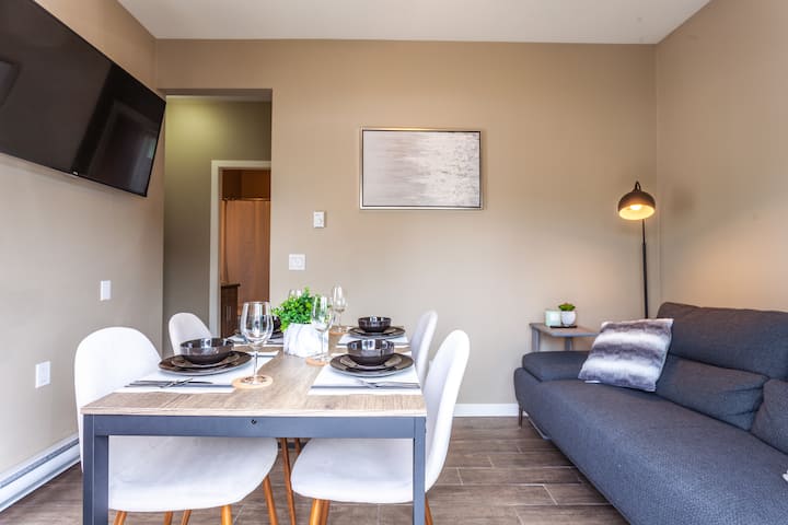 Charming Downtown 2-bed, 2-bath Carriage House - Kelowna