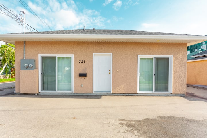 Charming Downtown 2-bed, 2-bath Carriage House - Kelowna
