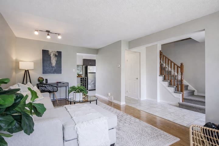 Spacious 4br Retreat Near Niagara Falls - St. Catharines