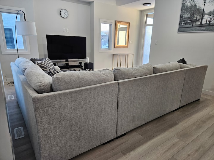 Luxe Suburban Estate | 2 Workspaces | Garage - Winnipeg