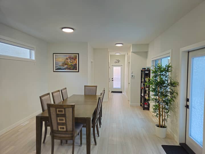 Luxe Suburban Estate | 2 Workspaces | Garage - Winnipeg