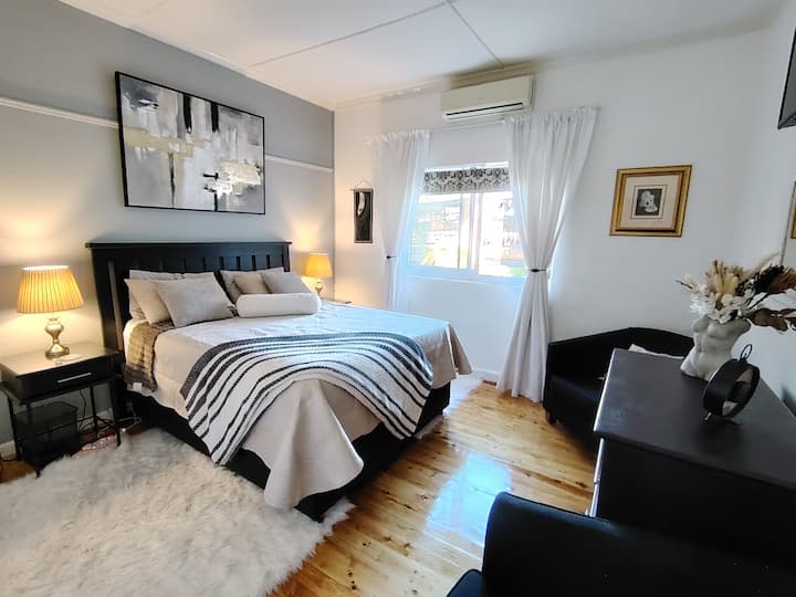 The Urban Oasis - Spacious 3-bedroom House - Port Elizabeth