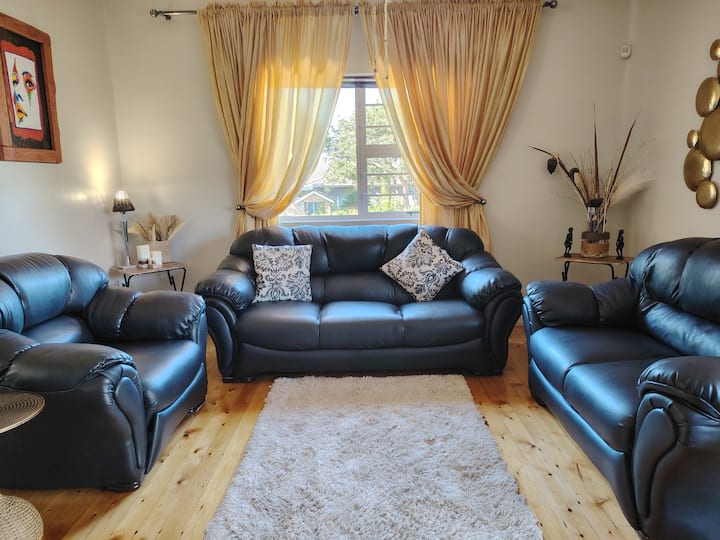 The Urban Oasis - Spacious 3-bedroom House - Port Elizabeth