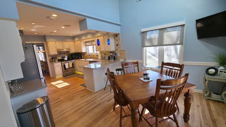 Soccer Fans Welcome Big Family Home|sleeps 10 - Shawnee, KS