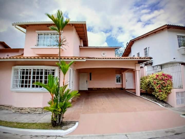 ​Metro-link Hub: Family Apt & Secure - Panama City