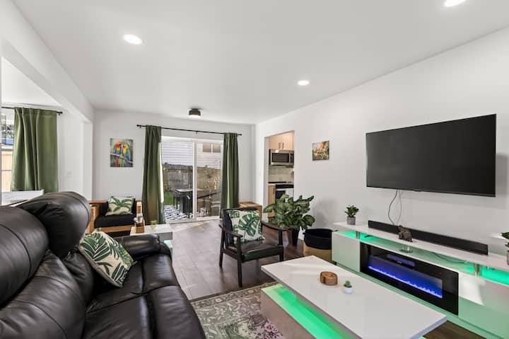 Emerald City Jungle Oasis | 10 Min To Downtown - SeaTac, WA
