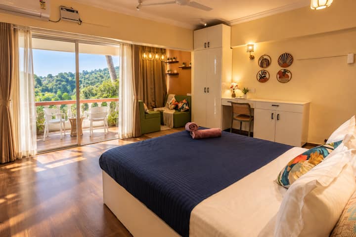 Premium Stay - Hill View & Pool Near Baga & Anjuna - Goa