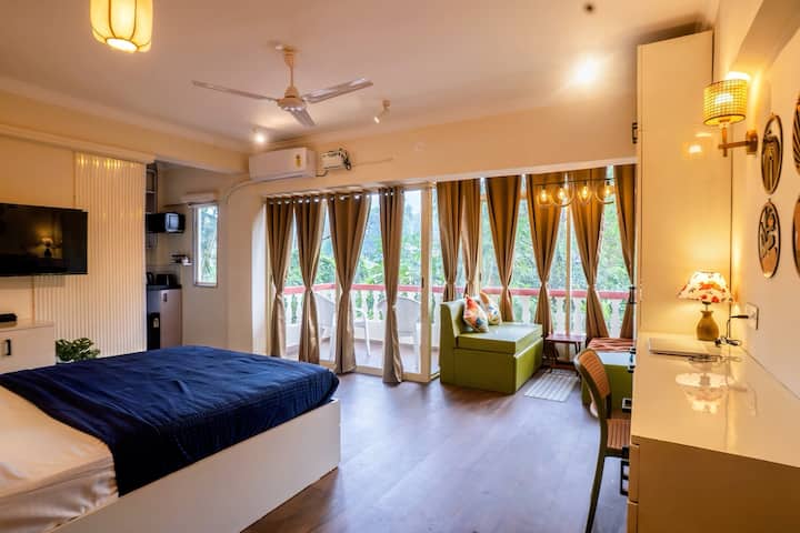 Premium Stay - Hill View & Pool Near Baga & Anjuna - Goa