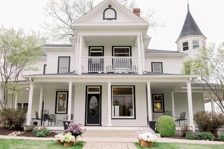 Designer Victorian Home At Historic Estate - Platte City, MO