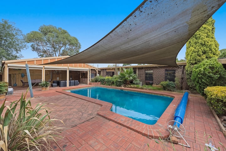 Huge 5 Bed Party House: Pool/renovated Tram/bar! - Clyde North