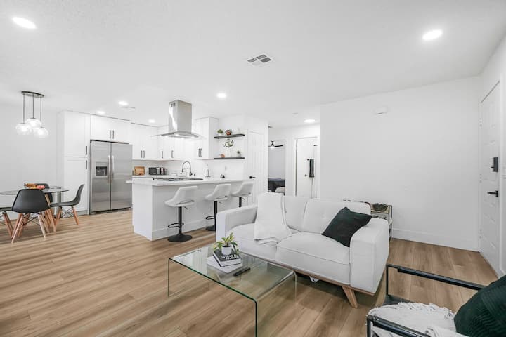 8 Min To Strip | Stylish Renovated Condo + Pool - Las Vegas Strip, NV