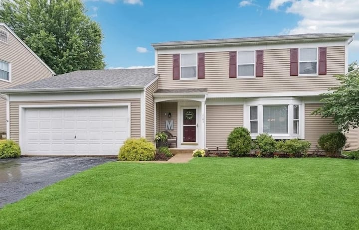 St. Charles Sleeps 8+ Incredible Location - West Chicago, IL