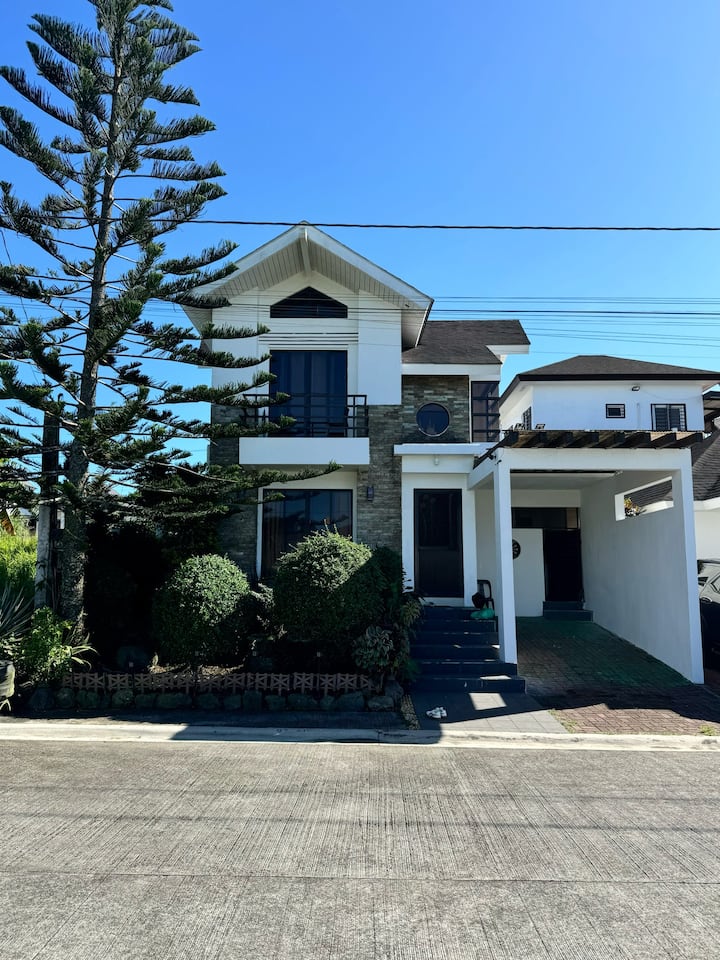 Spacious 2-story House For 12 | Near Tagaytay - Amadeo